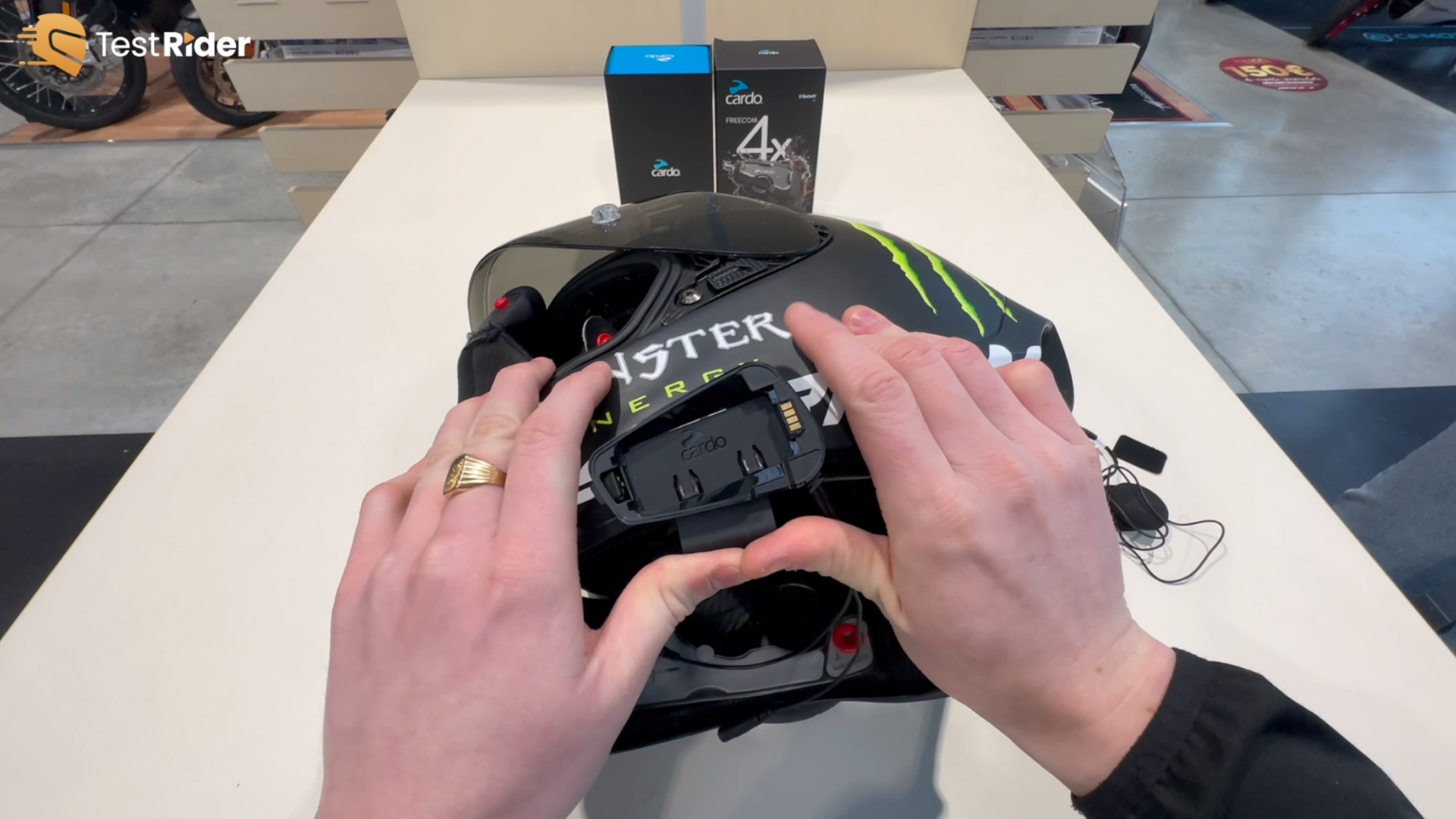 Notre Avis sur l'intercom Cardo Freecom 4X - Test et Vidéo